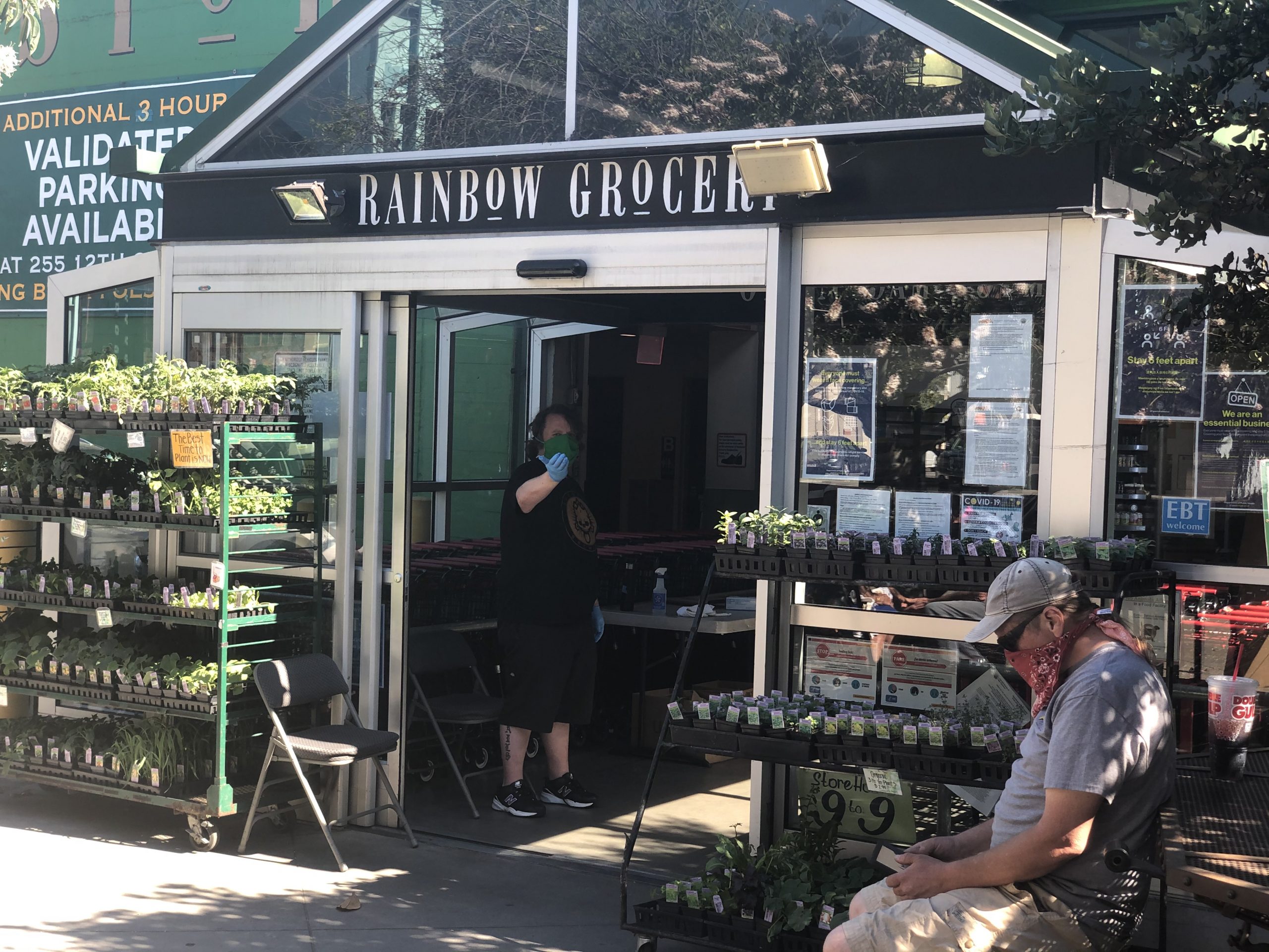 ‘Shopping for the apocalypse’: grocery worker offers a peek behind the ...